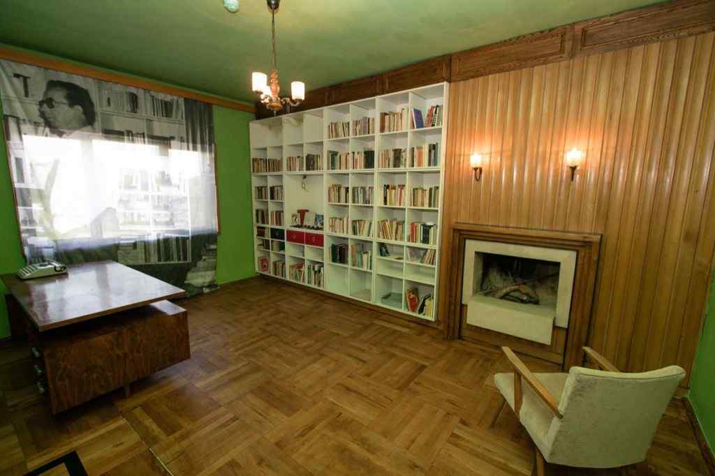 Una visita all'interno della Casa-Museo di Ismail Kadare - Albaniaviaggi.it
